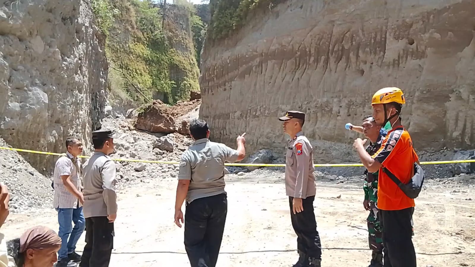 Tebing Galian C Di Trosono Parang Longsor Timbun Seorang Sopir Truk ...